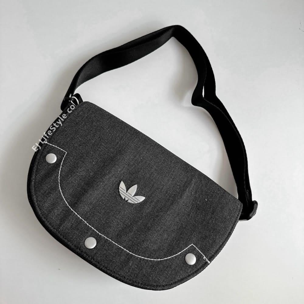 【adidas 愛迪達】ADIDAS 水洗灰 牛仔包 肩背包 斜跨包 三葉草 IT7366