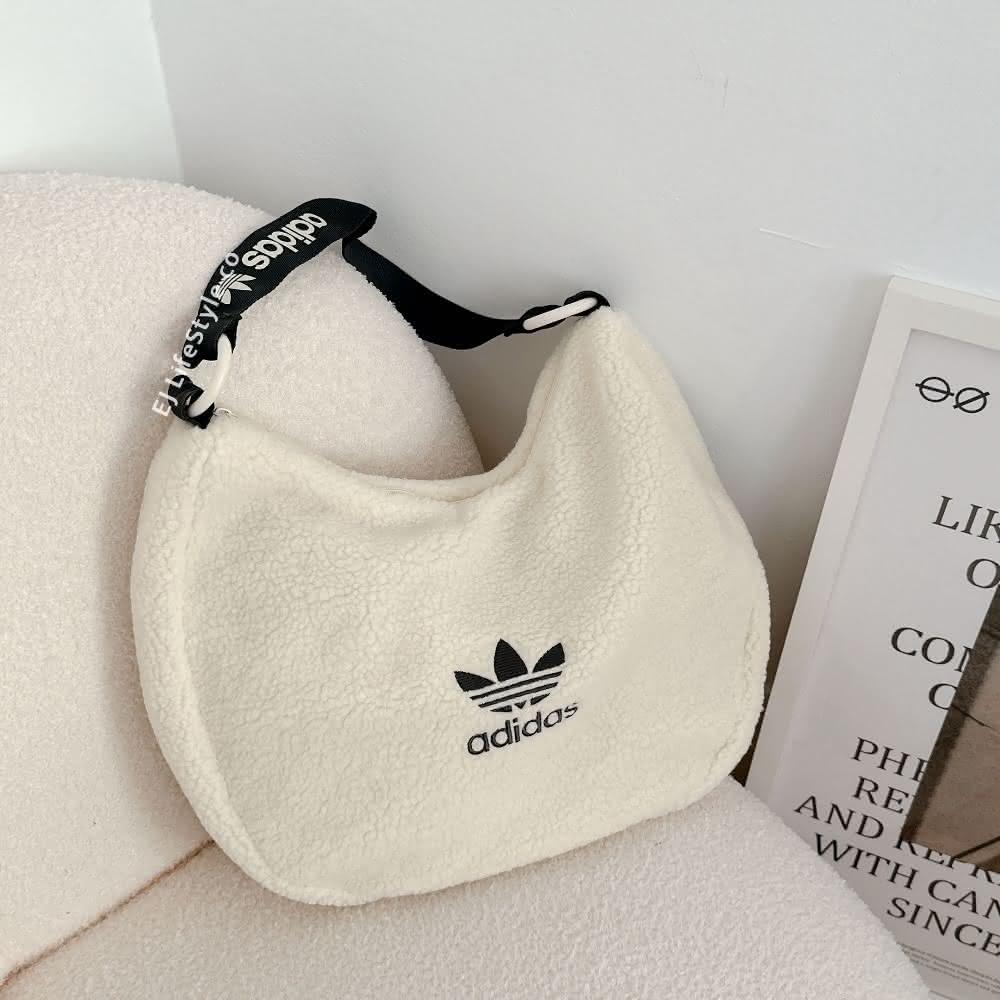 【adidas 愛迪達】ADIDAS SHOULDERBAG 羊羔毛 肩背包 手提包 II3399