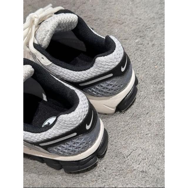 【NIKE 耐吉】Nike Zoom Vomero 5 Photon Dust 芝麻牛奶 女款 HQ1182-001 - momo購物 ...