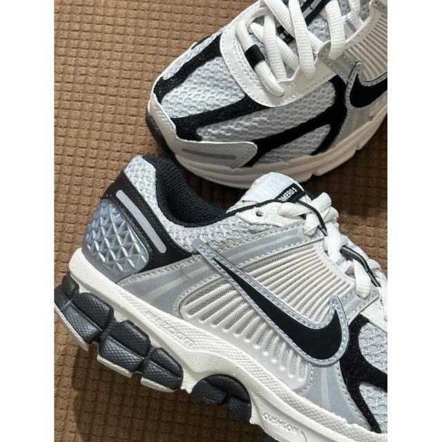 【NIKE 耐吉】Nike Zoom Vomero 5 Photon Dust 芝麻牛奶 女款 HQ1182-001 - momo購物 ...