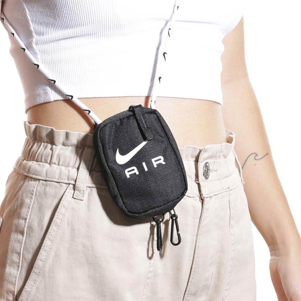 【NIKE 耐吉】POUCH AIR 黑色識別證帶包 貼身零錢包 斜肩包 小廢包 隨身包 頸掛小包 生日禮物(N1007479204OS)