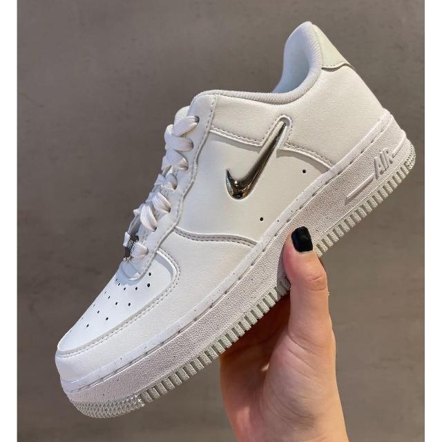 【NIKE 耐吉】NIKE AIR FORCE 107 奶白 液態銀 小吊飾 女鞋 FN8540-100