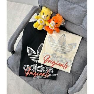 【adidas 愛迪達】ADIDAS 草寫字金屬感LOGO 短袖 男女款 IS0227